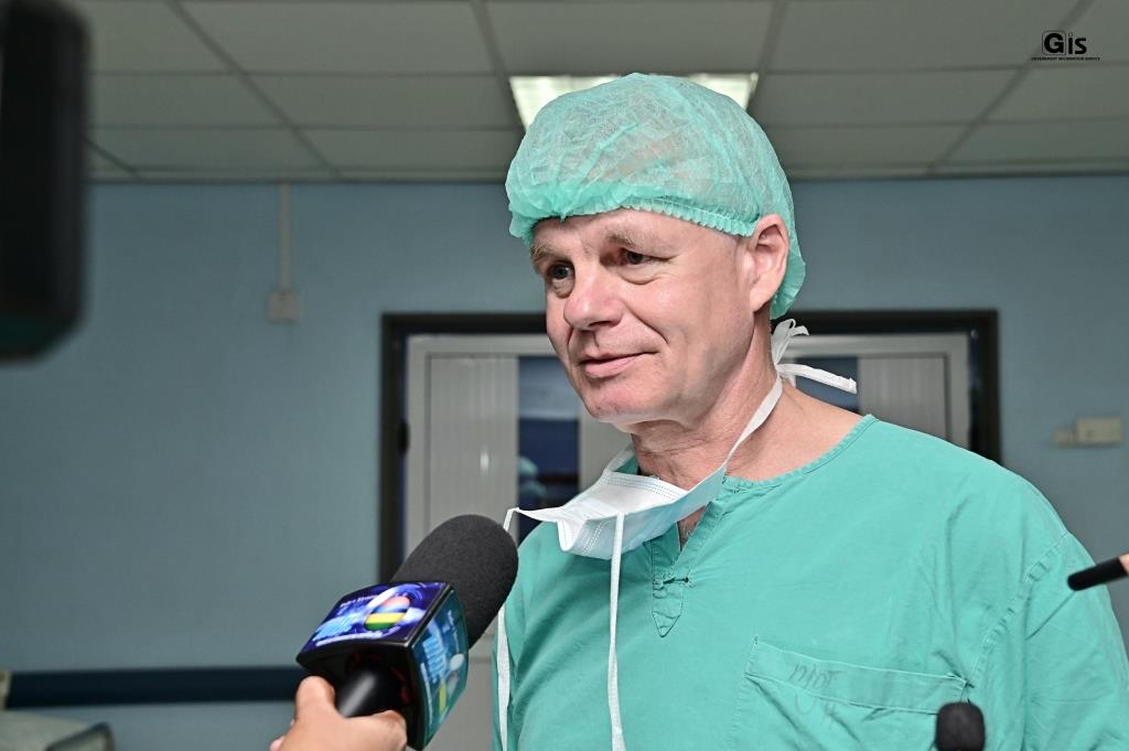 Professor Prüente conducts a series vitrectomy surgeries in Mauritius ...