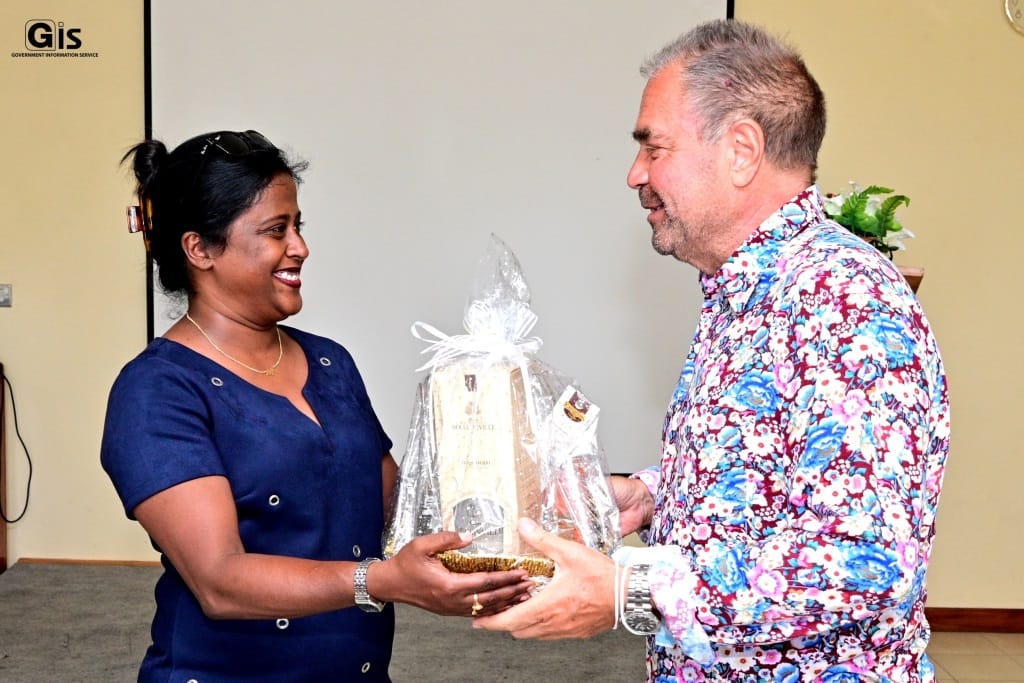 Mauritian surgeons trained by Professor Cyrus Tabatabay on eye ...