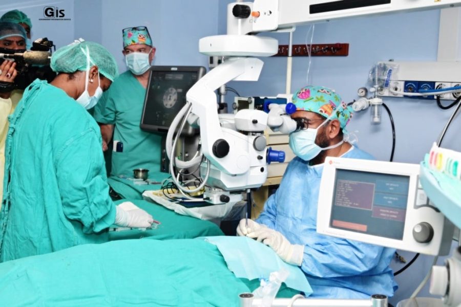 Mauritian surgeons trained by Professor Cyrus Tabatabay on eye ...